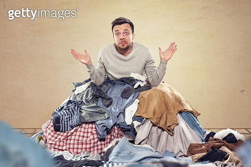 Man overstrained with housekeeping (908330166) - 게티이미지뱅크