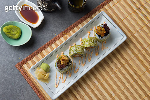 Soft shell crab roll sushi 이미지 (974575964) - 게티이미지뱅크