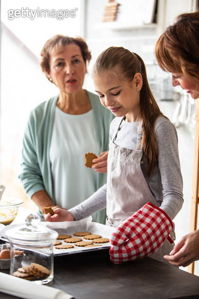 Three generations of women baking cookies 이미지 (1082549812) - 게티이미지뱅크