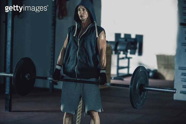 Tired and sweat while lifting barbels 이미지 (912872510) - 게티이미지뱅크