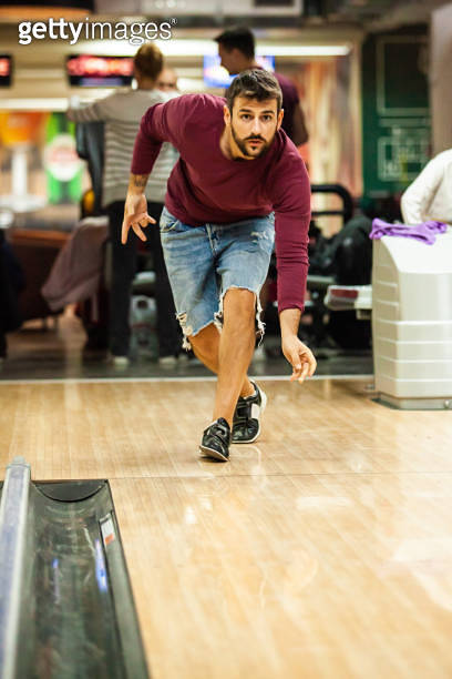 Man playing ten pin bowling 이미지 (1080419730) - 게티이미지뱅크