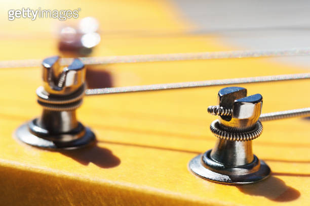 Electric guitar tuning posts in close-up 이미지 (1035479870) - 게티이미지뱅크