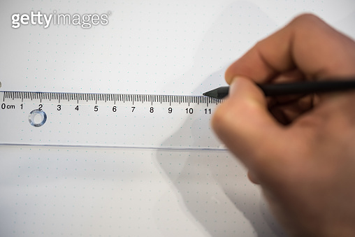 Person using a pen and a ruler 이미지 (912944958) - 게티이미지뱅크