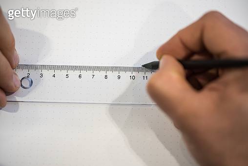 Person using a pen and a ruler 이미지 (912944952) - 게티이미지뱅크