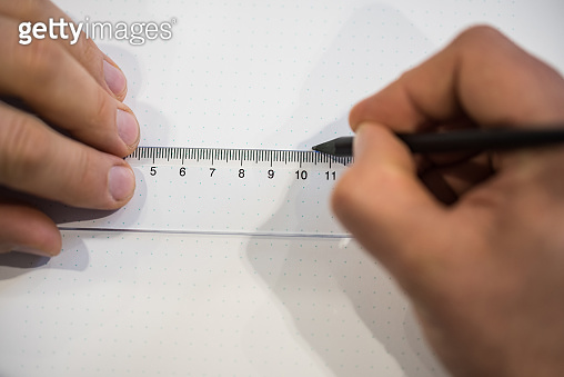 Person using a pen and a ruler 이미지 (912944990) - 게티이미지뱅크