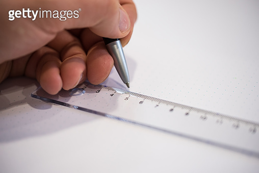 Person using a ruler and a pen 이미지 (912944750) - 게티이미지뱅크