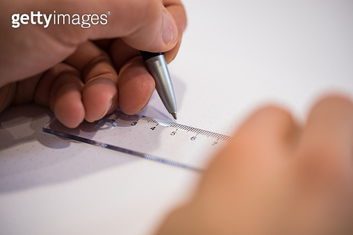 Person using a ruler and a pen 이미지 (912944714) - 게티이미지뱅크