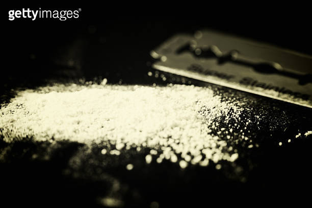 Powdered drug and razor blade (918003422) - 게티이미지뱅크