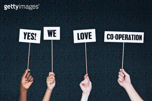 Hands hold signs reading ' Yes! We love co-operation' 이미지 (964158832 ...