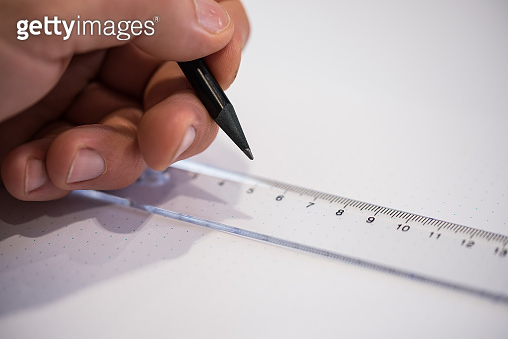 Person using a ruler and a pen 이미지 (912944808) - 게티이미지뱅크