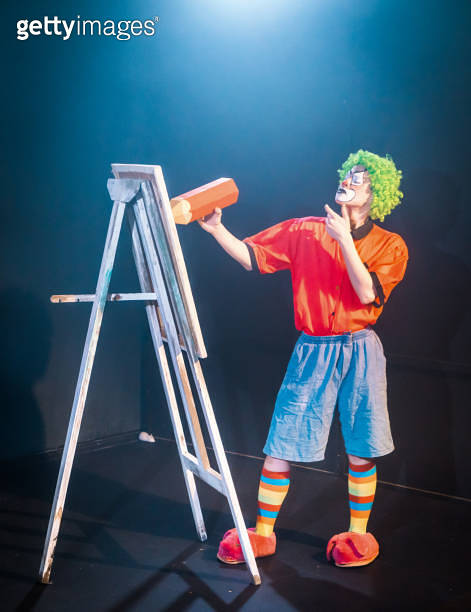 Amusing Clown Artist Draws Picture 이미지 (953498850) - 게티이미지뱅크