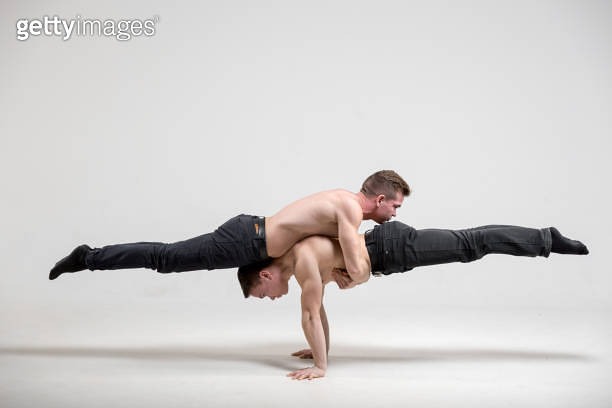 Two Men Athlete Shows Striking Strength 이미지 (915637666) - 게티이미지뱅크