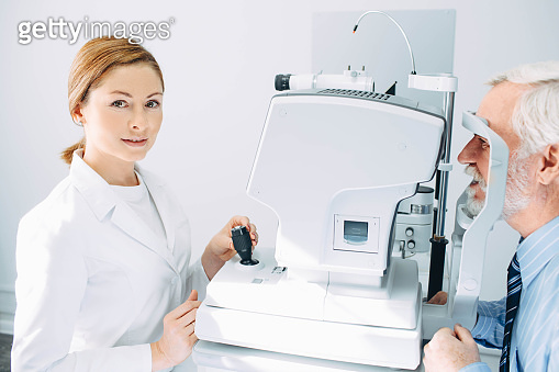 Eye doctor while working at her workplace in clinic (1081555304) - 게티이미지뱅크