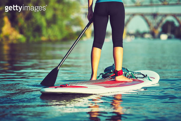 SUP Stand up Surf girl with paddle at sunset 이미지 (1015252878) - 게티이미지뱅크