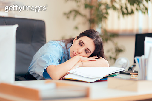 Tired Woman Working Extra Hours at The Office 이미지 (1045197586) - 게티이미지뱅크