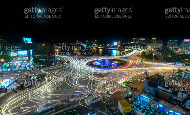 Roundabout intersections with lights night market 이미지 (1071678522) - 게티 ...
