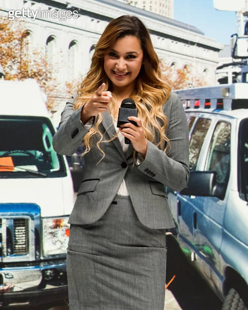 TV Reporter is giving a live report on location 이미지 (1019676178) - 게티이미지뱅크