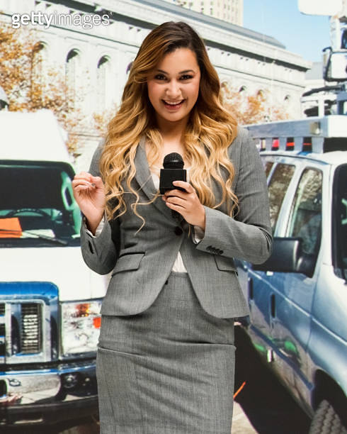 TV Reporter is giving a live report on location 이미지 (1019674160) - 게티이미지뱅크