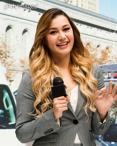 TV Reporter is giving a live report on location 이미지 (986935884) - 게티이미지뱅크