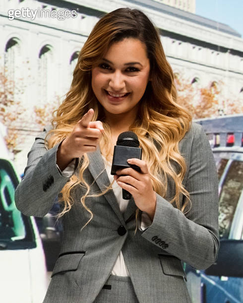 TV Reporter is giving a live report on location 이미지 (986946218) - 게티이미지뱅크