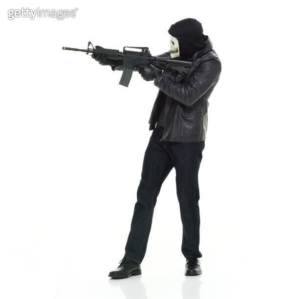Scary person wearing mask holding a machine gun 이미지 (917023786) - 게티이미지뱅크