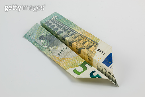 Euro banknotes and white background 이미지 (922880398) - 게티이미지뱅크