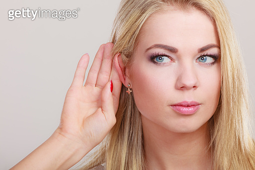 gossip girl with hand behind ear spying 이미지 (1032904032) - 게티이미지뱅크