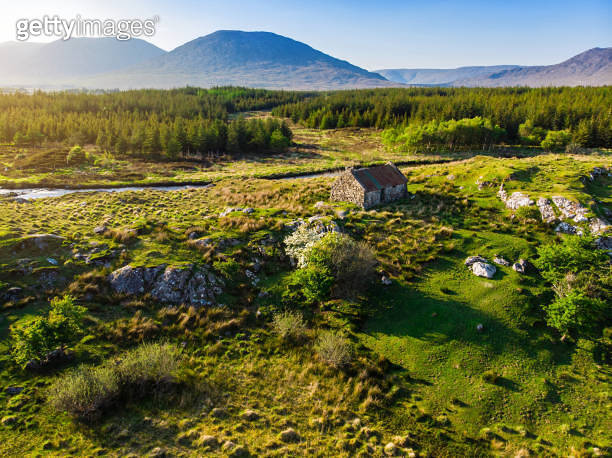 Beautiful sunset view of Connemara. Scenic Irish countryside landscape ...