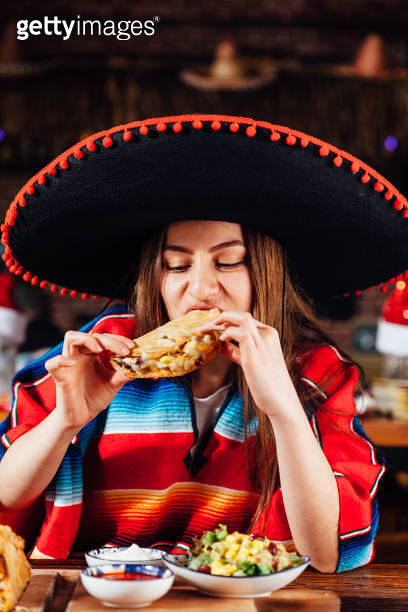 Young woman eating taco 이미지 (931500720) - 게티이미지뱅크