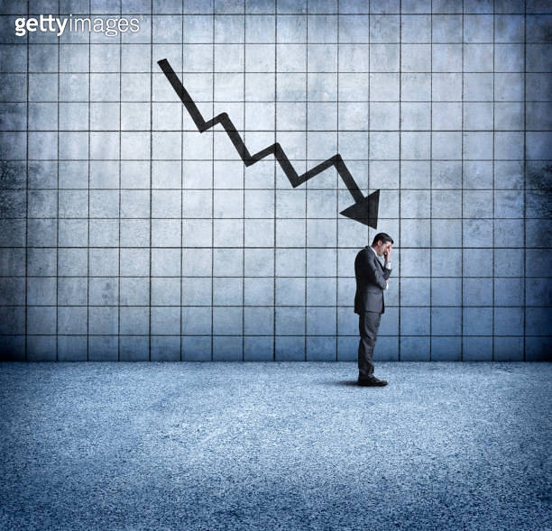 Businessman Distraught Over Falling Sales 이미지 (927195106) - 게티이미지뱅크
