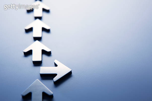 Row Of Arrows With One Pointing In A Different Direction 이미지 ...