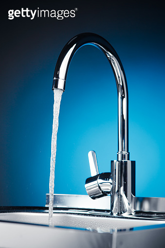 mixer tap with flowing water, blue background 이미지 (918266208) - 게티이미지뱅크
