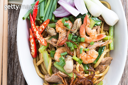 Stir fried yellow noodle 'mee pad hokkian phuket' (923519528) - 게티이미지뱅크