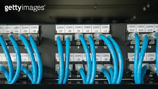 Ethernet cables and path panel in rack cabinet (913082888) - 게티이미지뱅크