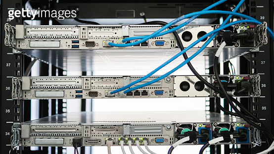 Behind the server in rack cabinet 이미지 (940302586) - 게티이미지뱅크
