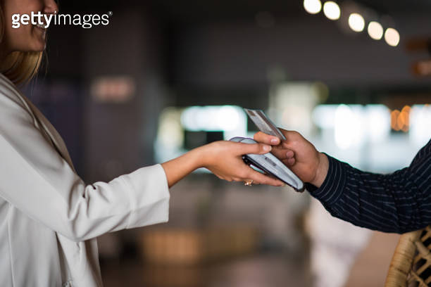 Tap contactless payment by credit or debit card 이미지 (1047669288) - 게티이미지뱅크