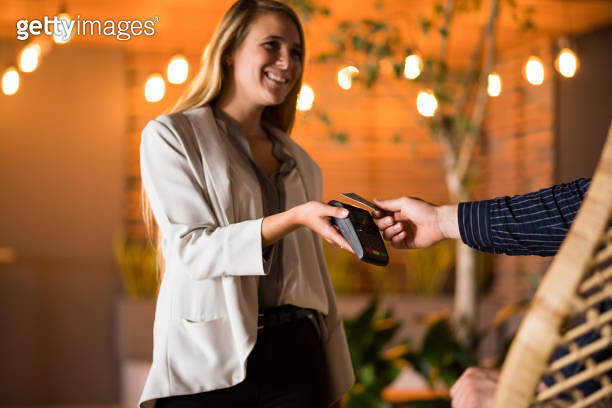 Tap contactless payment by credit or debit card 이미지 (1047669292) - 게티이미지뱅크