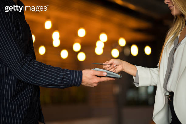 Tap contactless payment by credit or debit card (1047669250) - 게티이미지뱅크