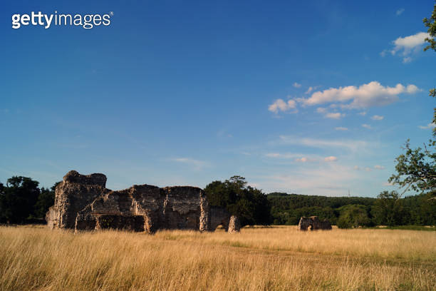 Old ruins in a field on a summers evening 이미지 (1014364434) - 게티이미지뱅크