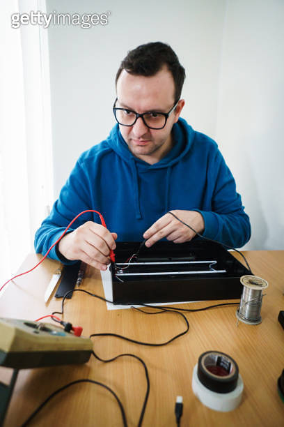 Man Testing electronic equipment, home ,work on the table. 이미지 ...