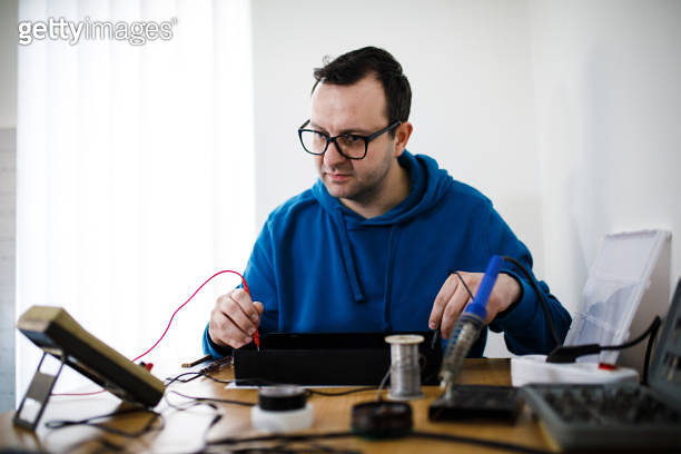 Man Testing electronic equipment, home ,work on the table. 이미지 ...
