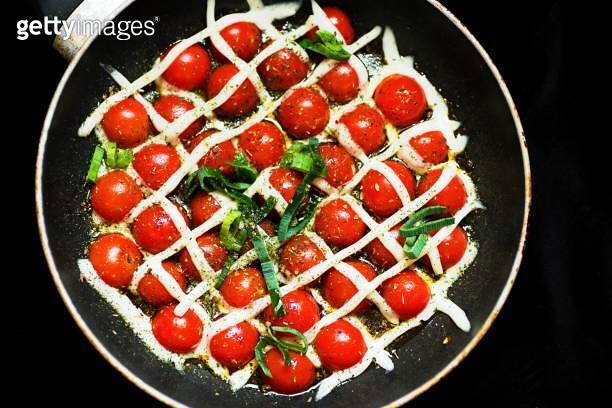 Cherry tomato,cheese thread on pan. 이미지 (959853064) - 게티이미지뱅크