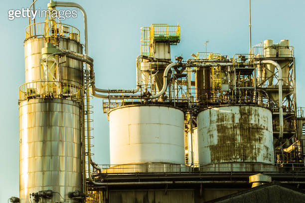 Geometric factory shaping shines at dusk. 이미지 (908141442) - 게티이미지뱅크