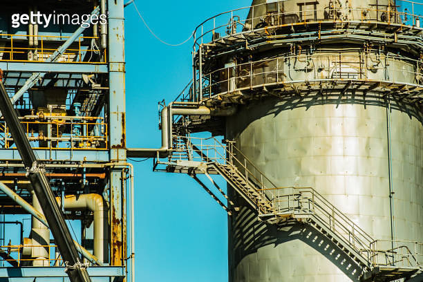 Geometric factory shaping shines at dusk. (908141388) - 게티이미지뱅크