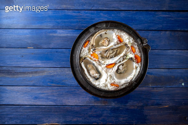 Rice cooked with oyster 이미지 (1077908796) - 게티이미지뱅크