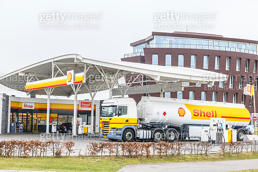 Shell fuel delivery trucks supplying a gas station with fuel 이미지 ...