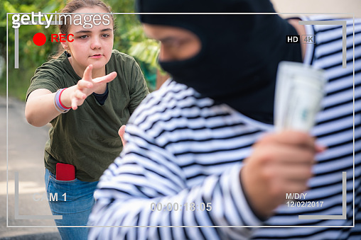 Vedio captured robber snatching money and bag from women on the street ...