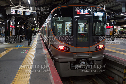 Osaka Loop Line train at Tennoji Station in Osaka, Japan 이미지 (909614420 ...