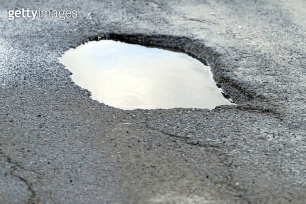 Pot Hole On City Street, A Hazard To Motorists 이미지 (935505894) - 게티이미지뱅크