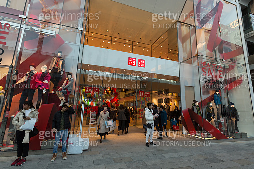 Uniqlo Flagship Store in Ginza, Tokyo, Japan (925875150) - 게티이미지뱅크
